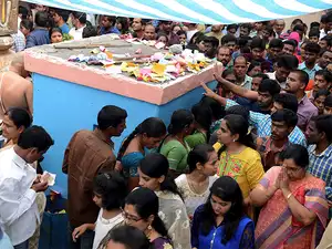 H-1B: Indians throng temple to crack Donald Trump's visa curbs - The ...