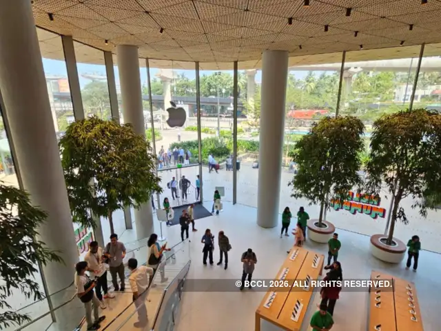 Apple's first India outlet opens in Mumbai - The Economic Times