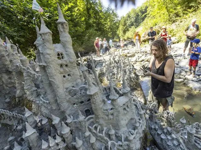 rachel mee: OnlyFans model Rachel Mee, 25, dies days before her son's ...