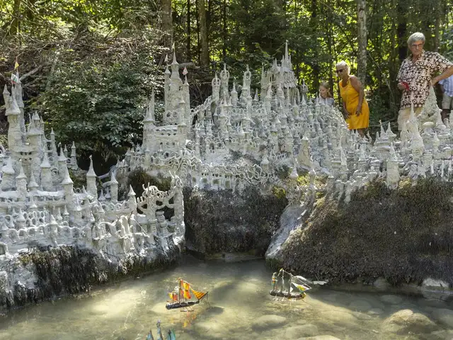 rachel mee: OnlyFans model Rachel Mee, 25, dies days before her son's ...