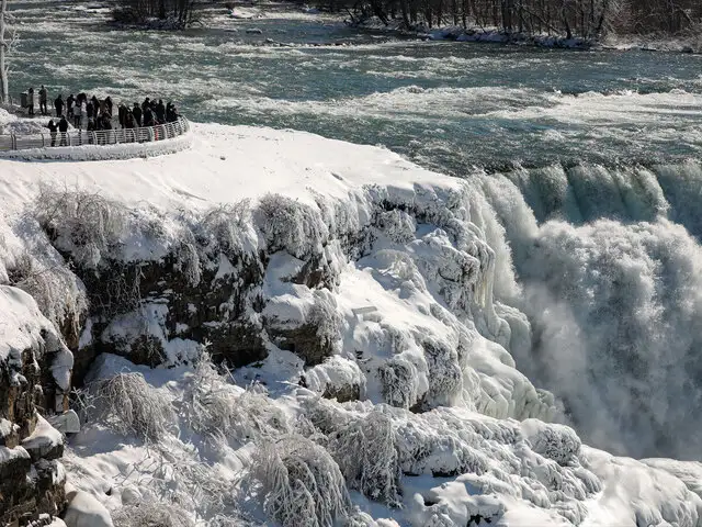 falls: Niagara falls covered in ice as snow blizzard grips western New ...