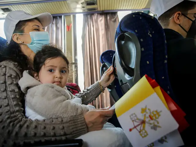 Pope Francis pray for Benedict XVI: Pope Francis asks for prayers for ...