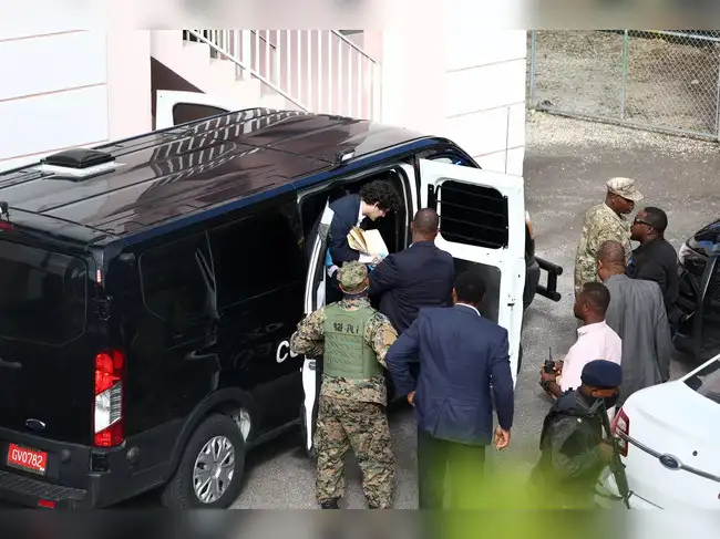 ftx collapse: Sam Bankman-Fried extradited to US to face fraud charges ...